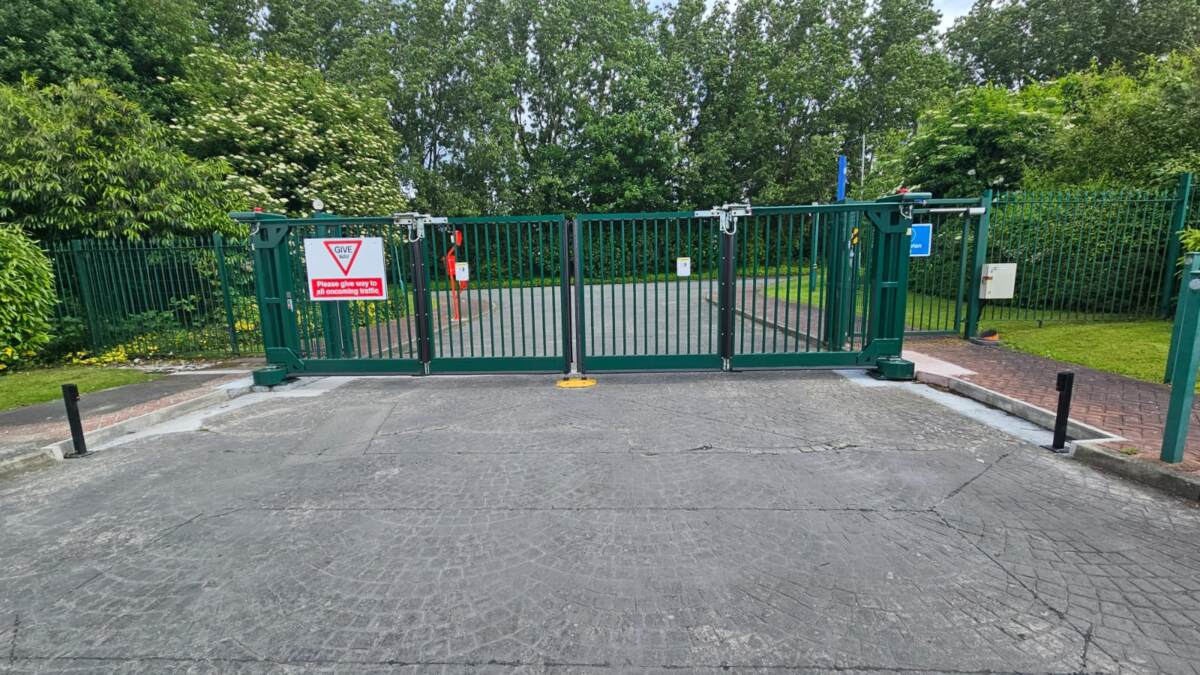AUTOMATED BI-FOLD SPEED GATES | COUNTRY GATES AND BARRIERS