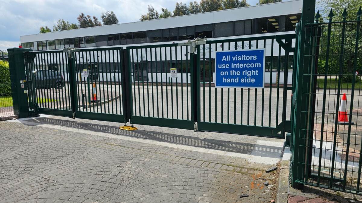 AUTOMATED BI-FOLD SPEED GATES | COUNTRY GATES AND BARRIERS