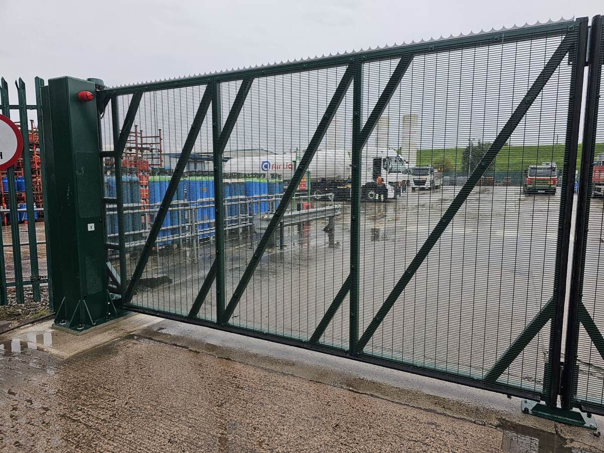 COMMERCIAL SWINGING GATES | COUNTRY GATES AND BARRIERS