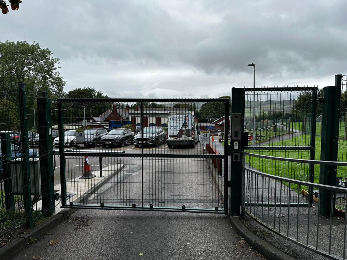 COMMERCIAL SWINGING GATES | COUNTRY GATES AND BARRIERS