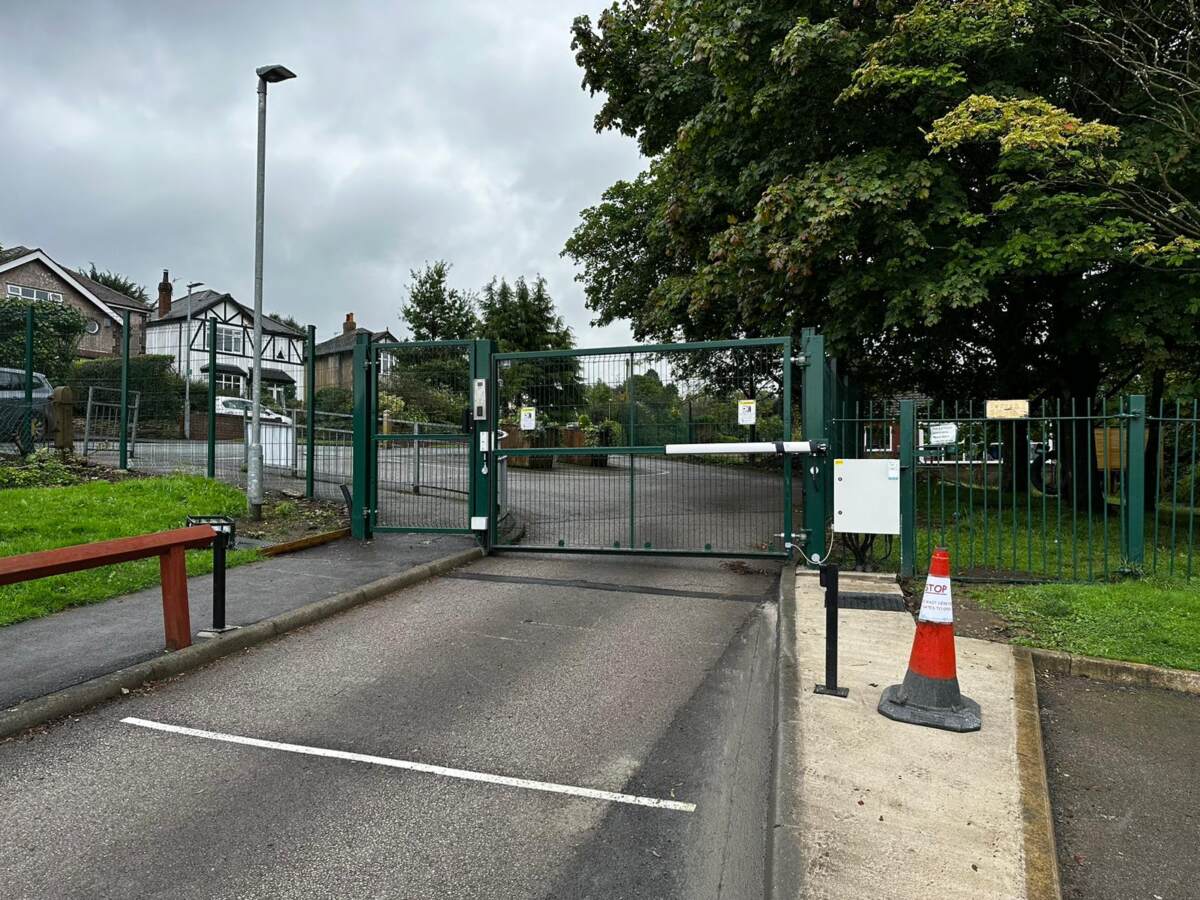 COMMERCIAL SWINGING GATES | COUNTRY GATES AND BARRIERS